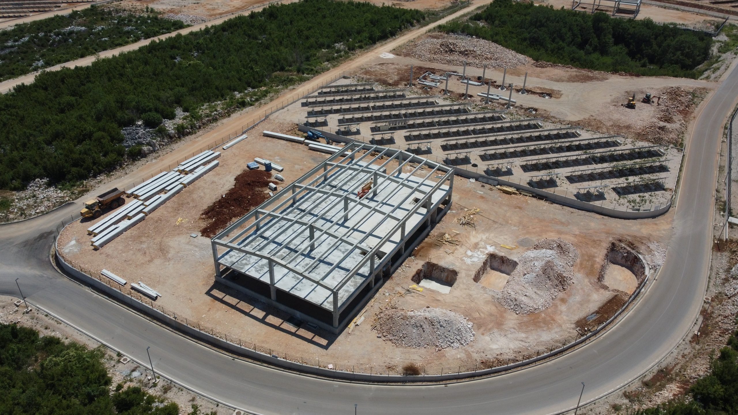 U toku je montaža AB montažne konstrukcije skladišno-proizvodnog ...